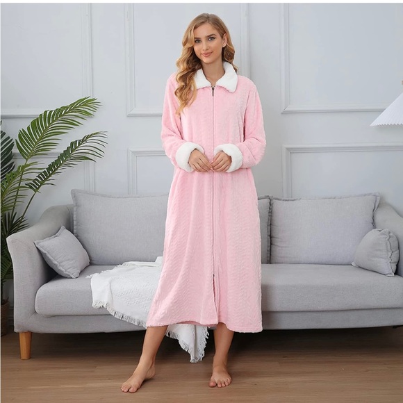 Intimates & Sleepwear | Warm And Cozy Pink And White Robe Awesome For ...